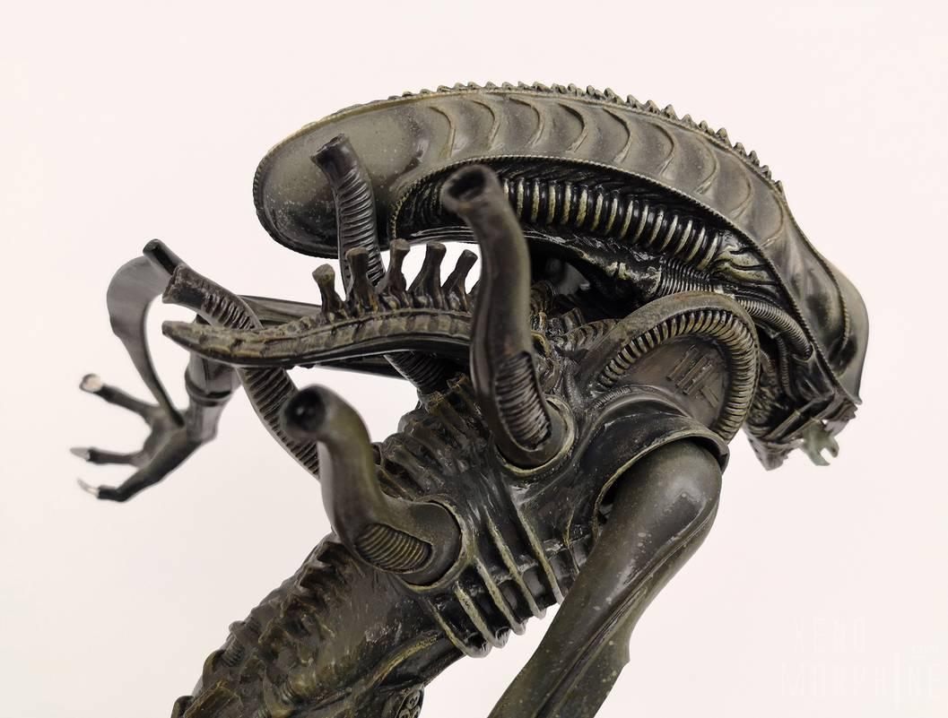 xenomorph warrior statue